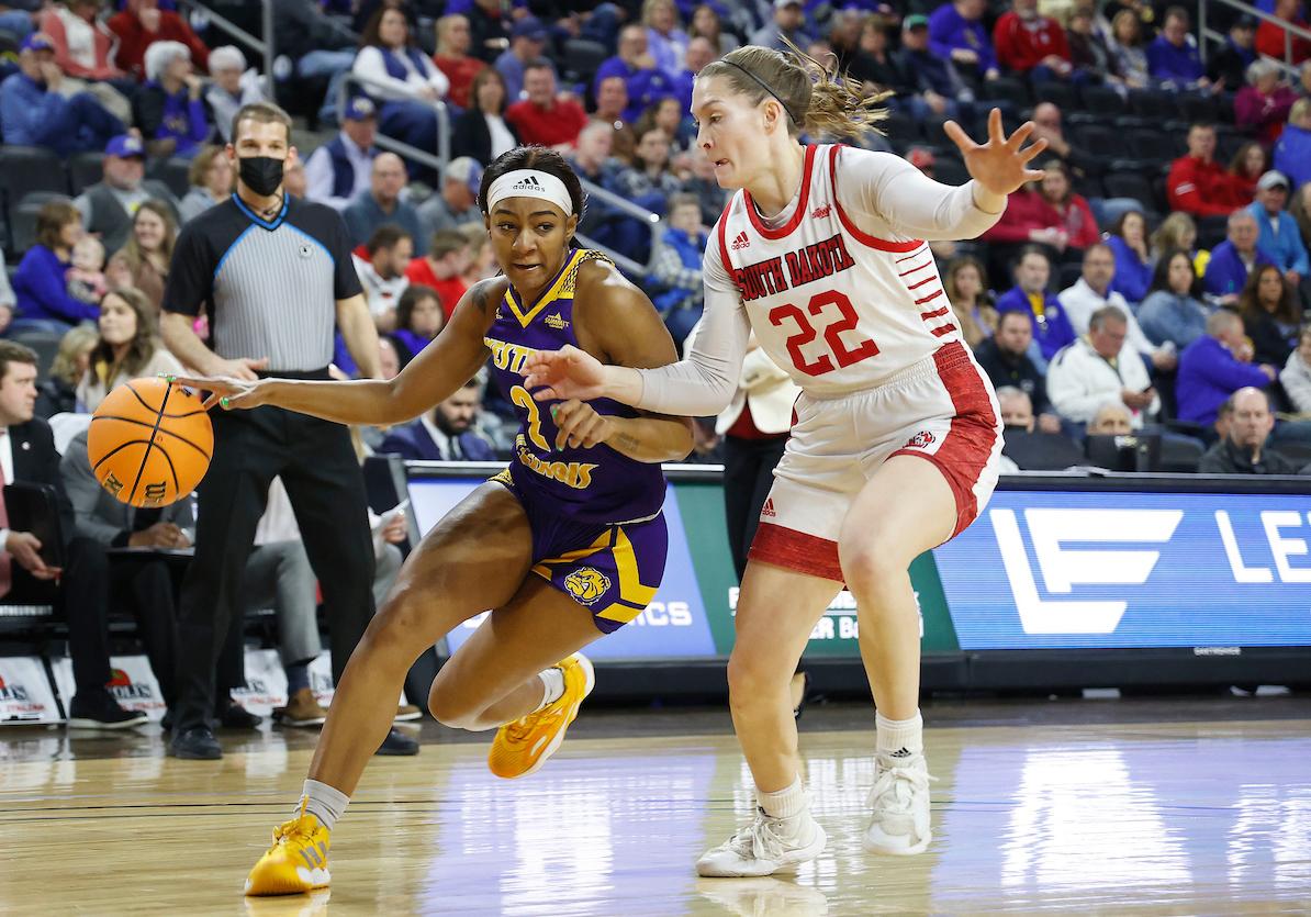 Thorpe Finds Perfect Connection With Leathernecks – Iowa College Hoops