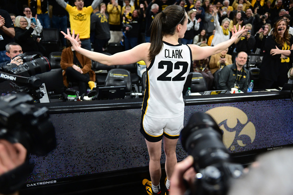 THE MONDAY TIPOFF: Clark Shoots, And Runs, And A Weekend At Carver ...